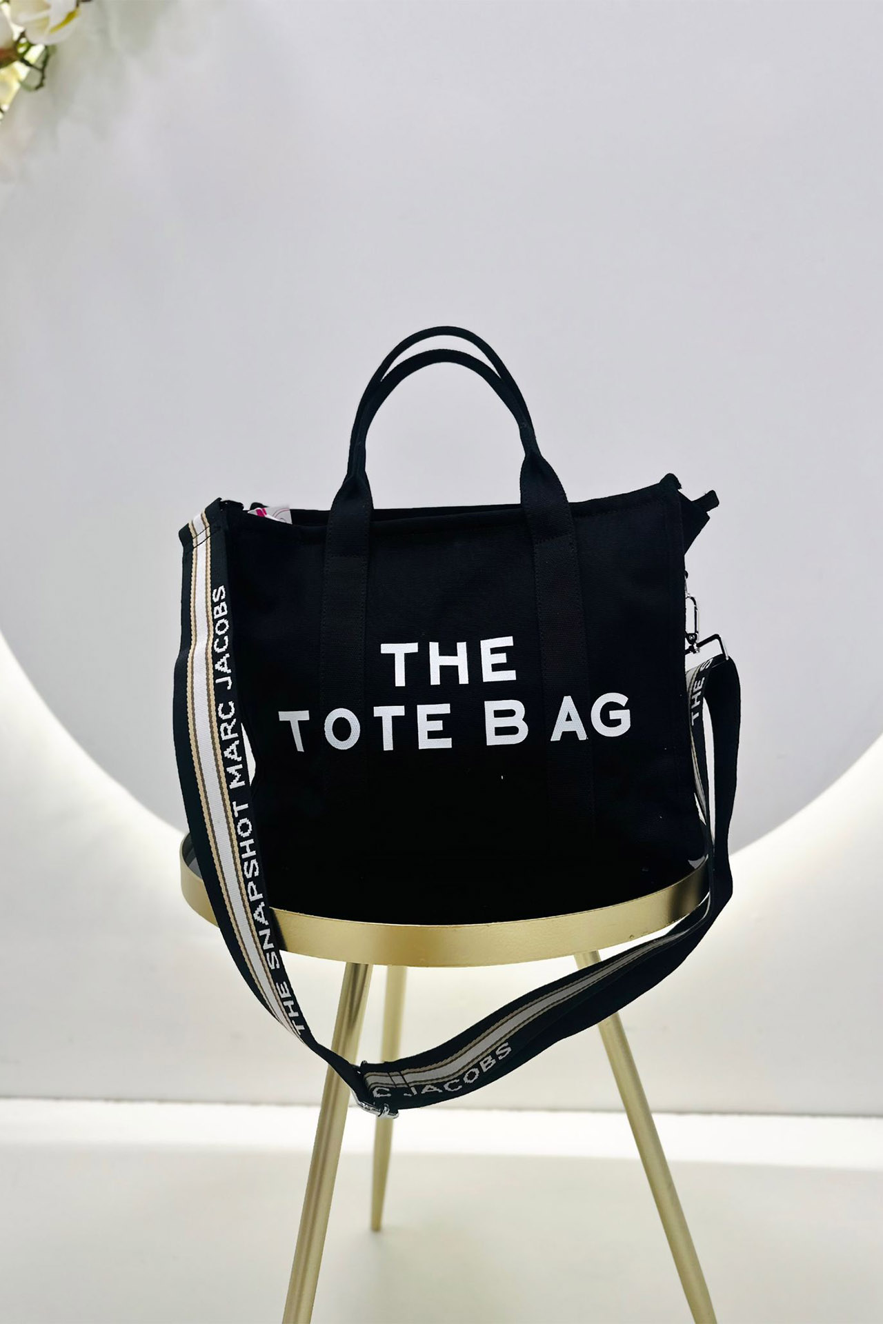 Crna torba sa natpisom - Plus Exclusive